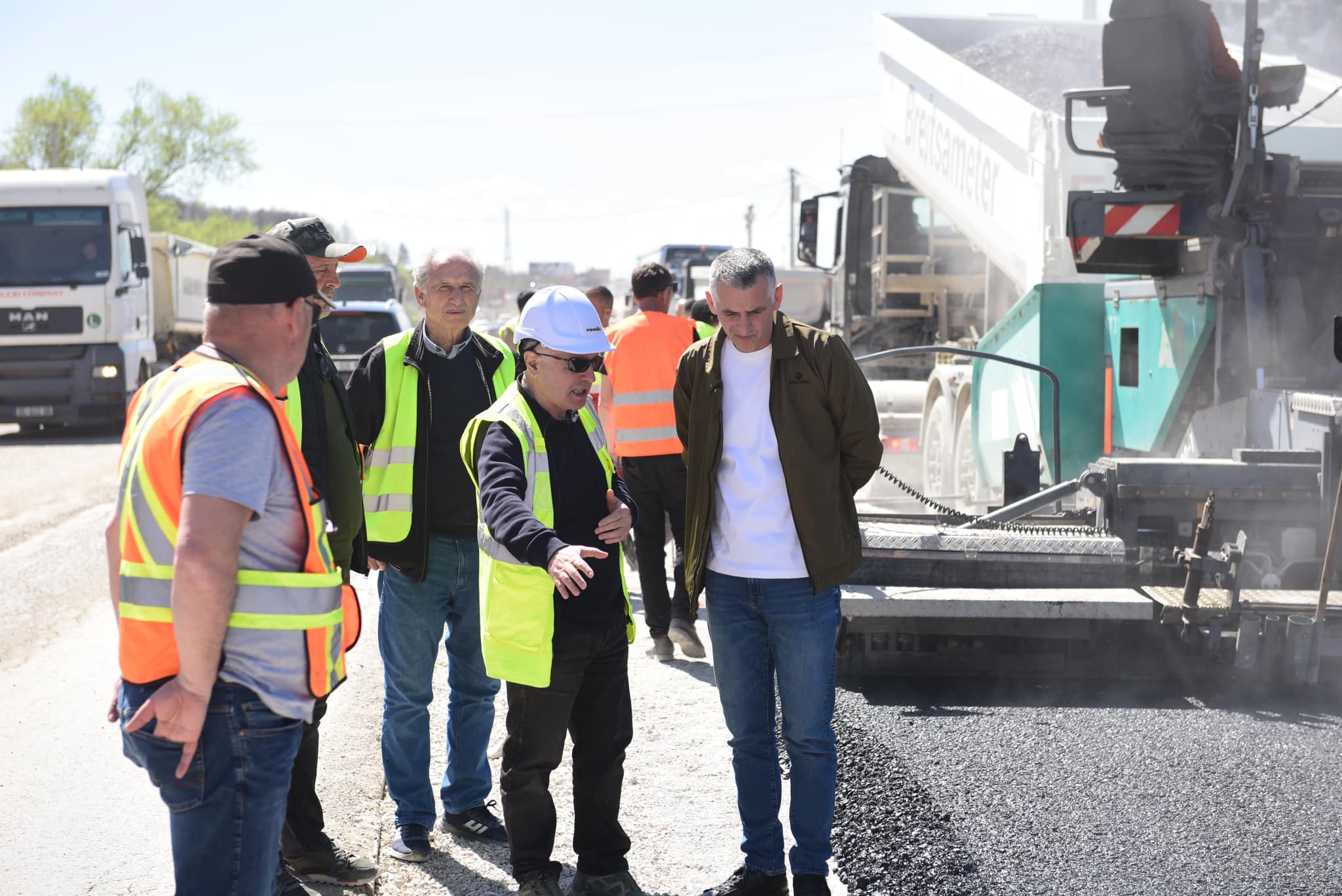 Nis asfaltimi i 800 metrave rrugë në magjistralen Prishtinë-Podujevë ...