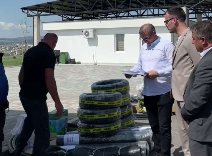 Shpërndahen fidane të mjedrës dhe material përcjellës për fermerët e ...
