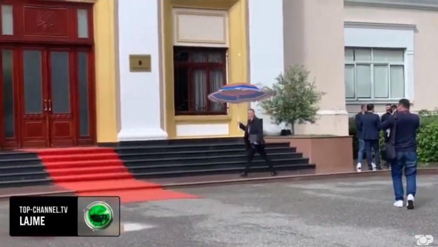 Deputeti i PD-së shkon në Kuvend me çadër plazhi – Epoka e Re Deputeti i PD-së shkon në Kuvend me çadër plazhi – Epoka e Re