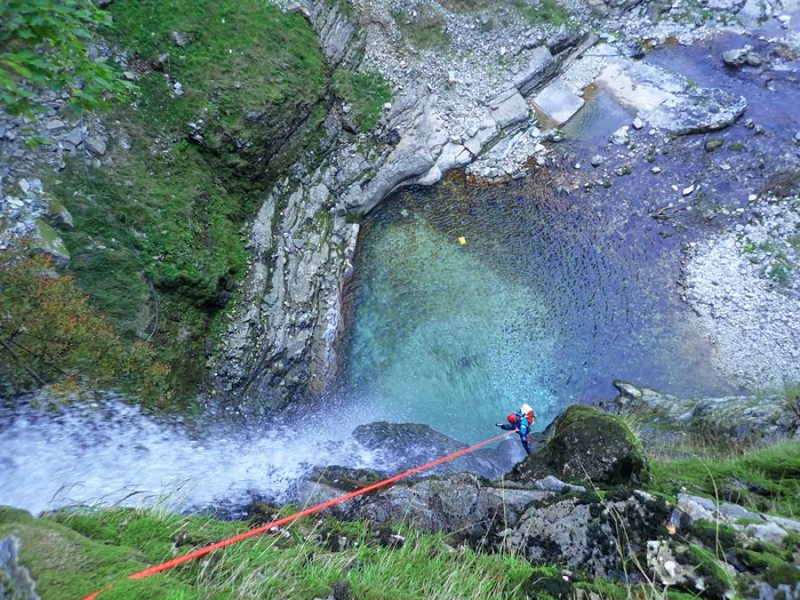 Turistja gjermane bie nga ujëvara në Përmet – Epoka e Re Turistja gjermane bie nga ujëvara në Përmet – Epoka e Re