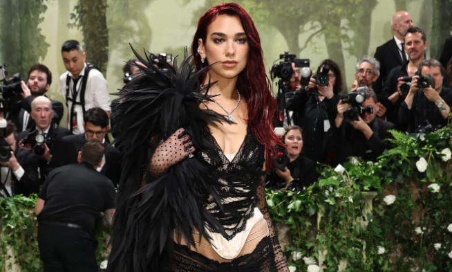 Dua Lipa shkëlqen në Met Gala 2024 – mori gjithë vëmendjen me fustanin ... Dua Lipa shkëlqen në Met Gala 2024 – mori gjithë vëmendjen me fustanin ...