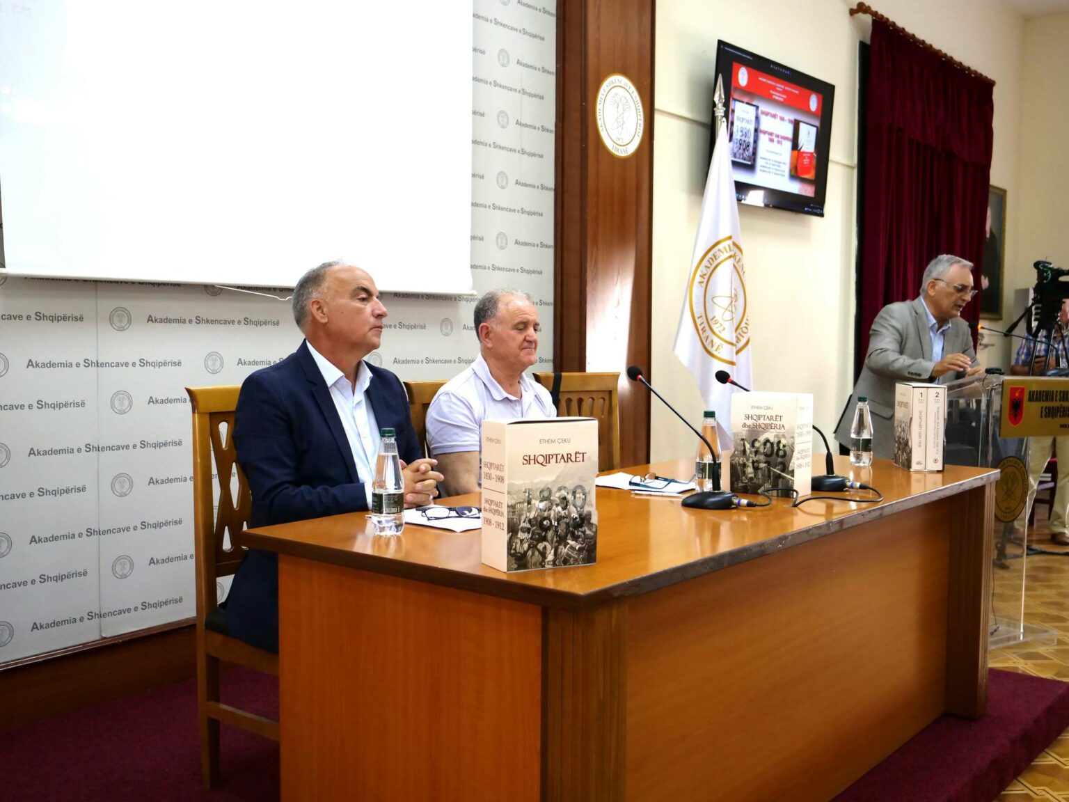 Në Akademinë e Shkencave të Shqipërisë u promovuan dy librat e autorit ...
