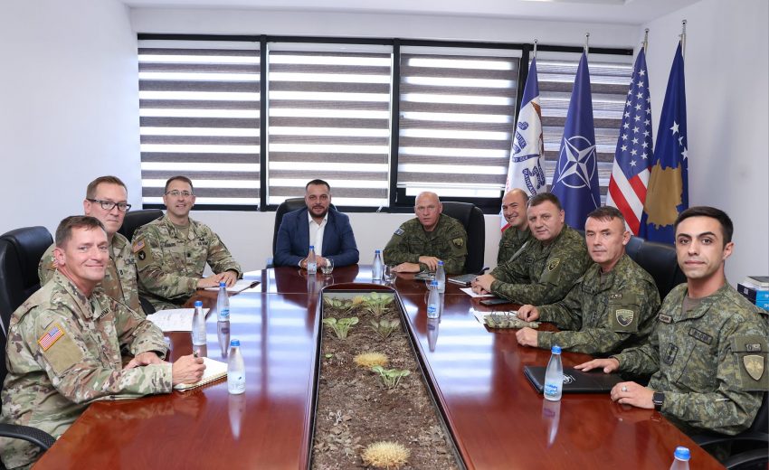 Maqedonci pret në takim ekipin e komunikimit nga Garda Kombëtare e ... Maqedonci pret në takim ekipin e komunikimit nga Garda Kombëtare e ...