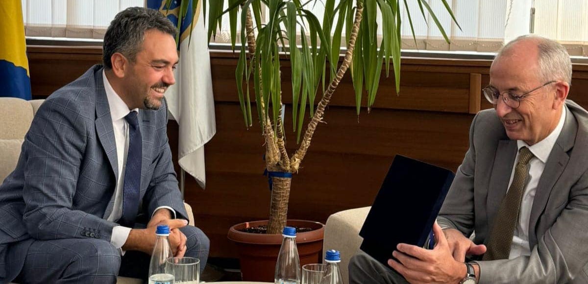 Radoniqi pret në takim lamtumirës shefin e OSBE-së, ia dhuron hartën e ...