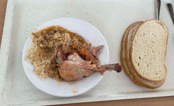 Pa pije, pa pemë dhe pa sallatë: Ky është ushqimi që iu servua sot ... Pa pije, pa pemë dhe pa sallatë: Ky është ushqimi që iu servua sot ...