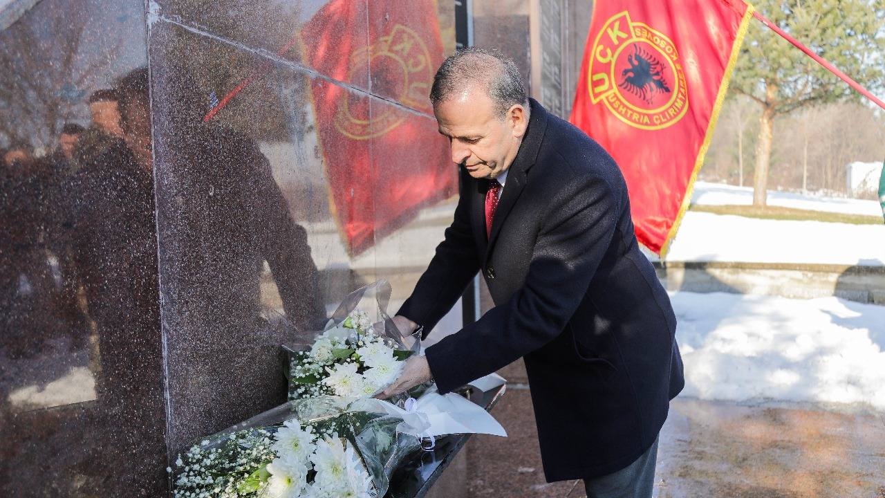 Reçica bën homazhe te varrezat e dëshmorëve të kombit në Ferizaj ...