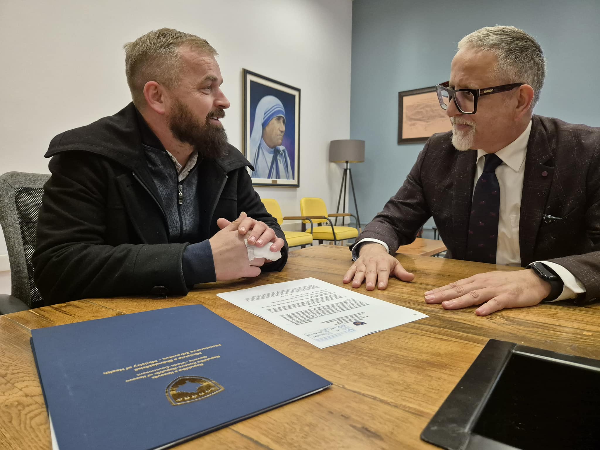 Vitia nënshkruan vendimin për mbulimin e kostove për proteza për ...