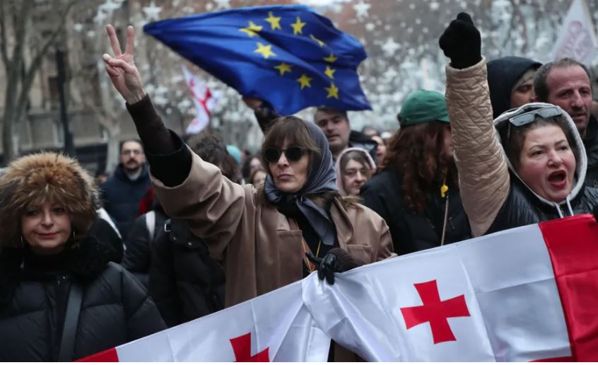 Mijëra protestues në Gjeorgji përpara përballjes politike – Epoka e Re
