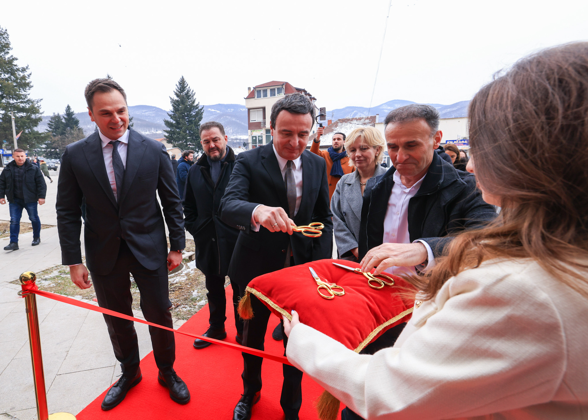Kurti merr pjesë në inaugurimin e bankës në Leposaviq ku Behgjet ... Kurti merr pjesë në inaugurimin e bankës në Leposaviq ku Behgjet ...