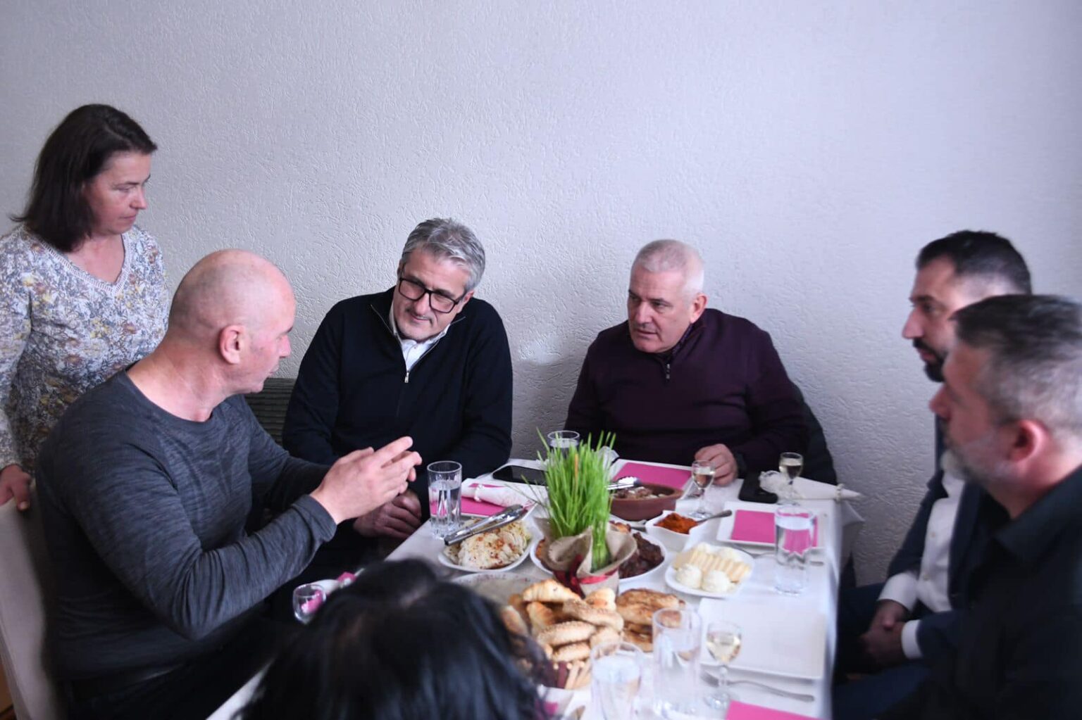 Krishtlindja ortodokse, Sveçla viziton dy familje serbe në Shtërpcë ... Krishtlindja ortodokse, Sveçla viziton dy familje serbe në Shtërpcë ...