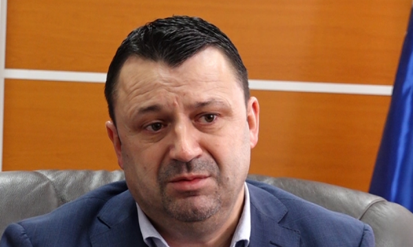 Hajdar Beqa ngushëllon familjet e tre të rinjve që humbën jetën ...