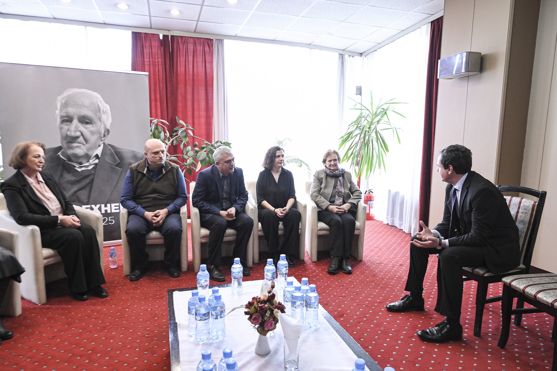 Kryeministri Kurti vizitoi për ngushëllime familjen Rexhepi – Epoka e Re