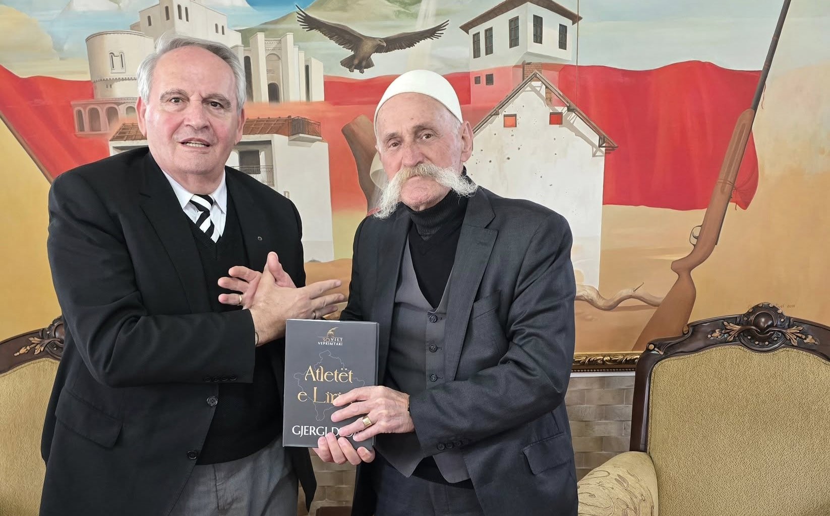 Dedaj viziton familjen Jashari, bacës Rifat ia dhuron librin ‘Atletët e ...