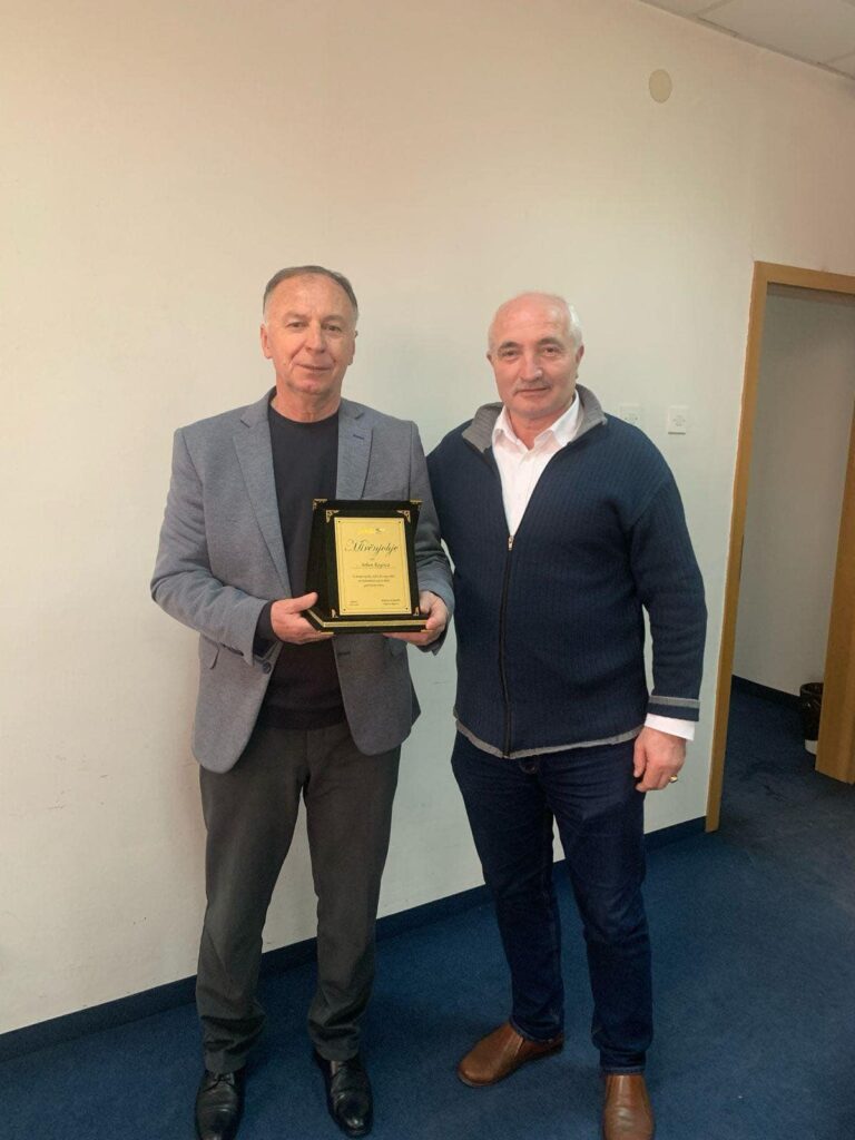 Pensionohet ish-menaxheri i Postës në Gjakovë, Arben Rogova – Epoka e Re