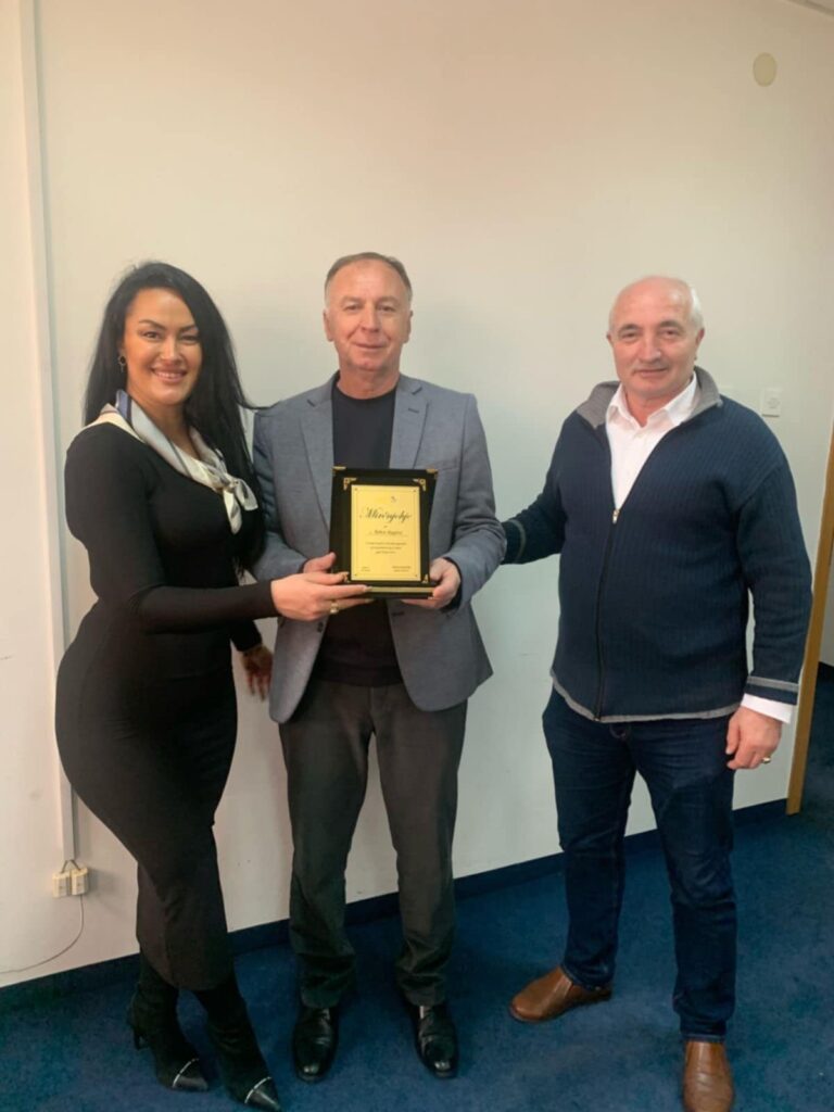 Pensionohet ish-menaxheri i Postës në Gjakovë, Arben Rogova – Epoka e Re