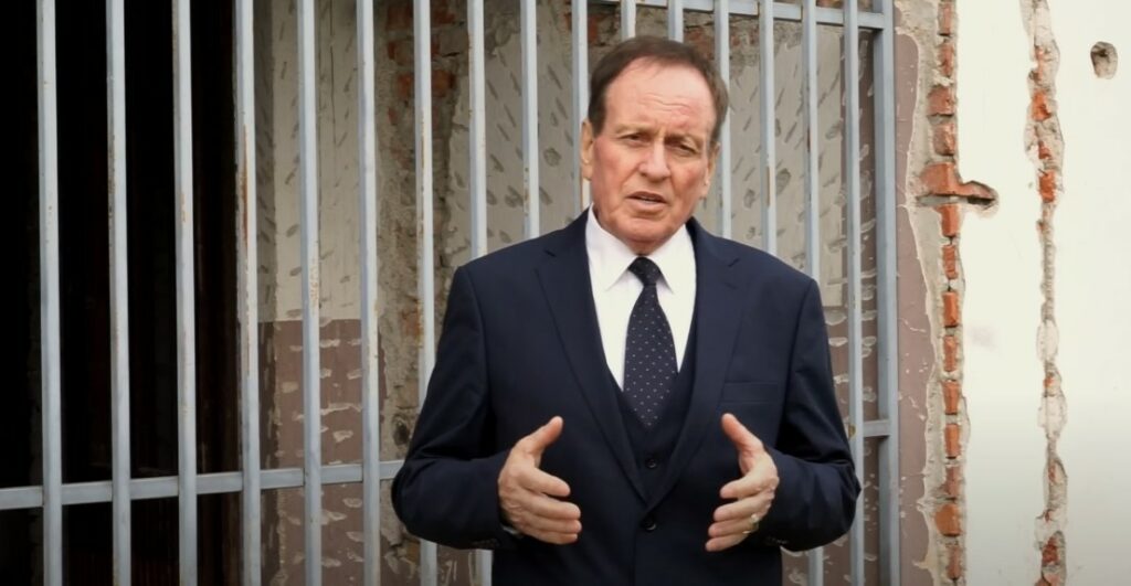 Rifat Berisha me këngë sjell në kujtesë martirët e familjes Lipa (video ...