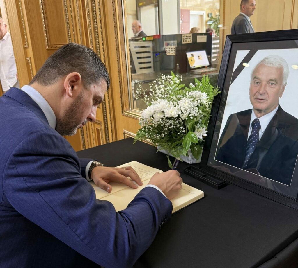 Krasniqi bën homazhe para arkivolit të Bujar Bukoshit (foto) – Epoka e Re