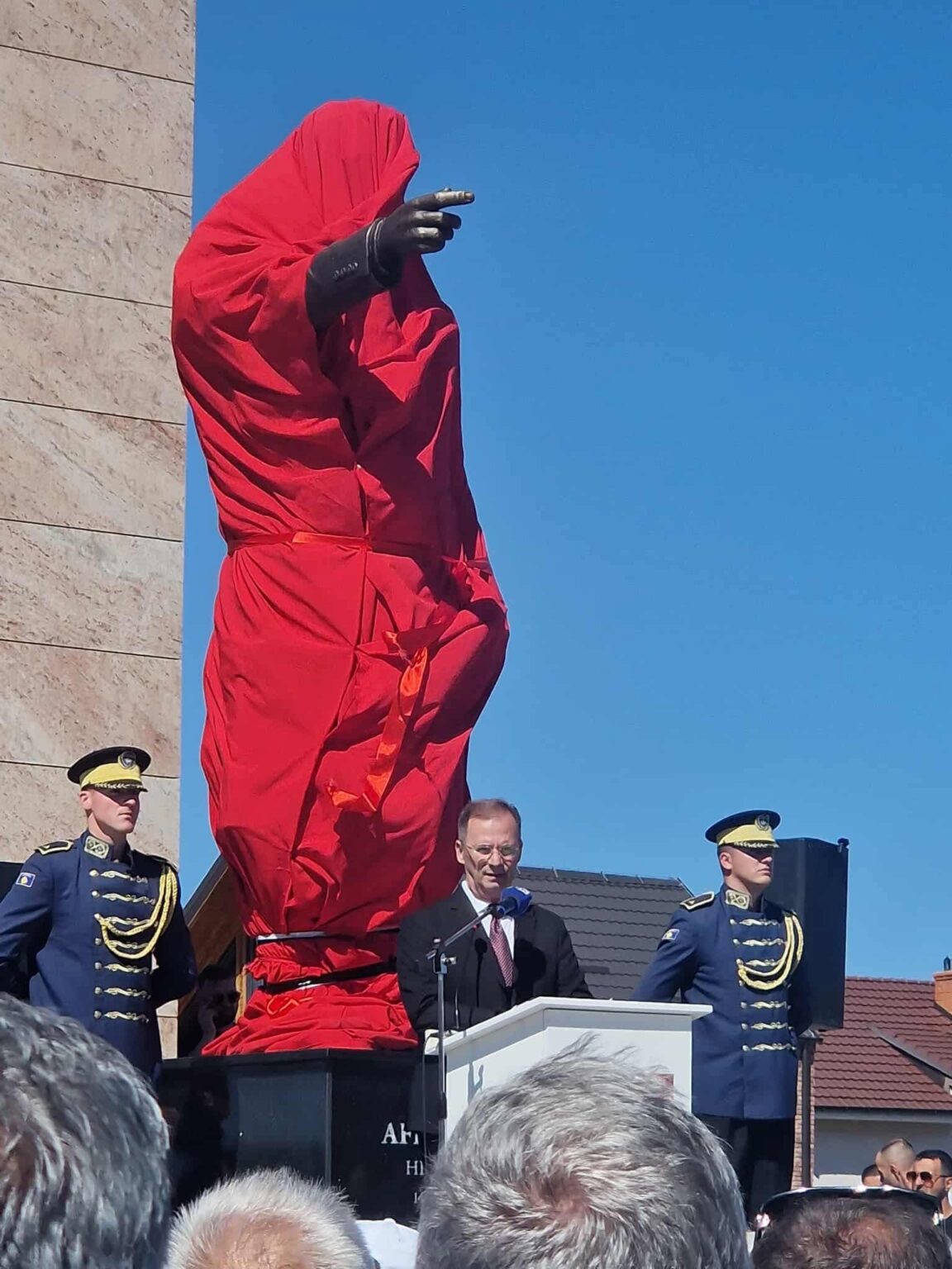 UDHËHEQËSI I MADH AFRIM ZHITIA I SHKRIRË NË BRONZ – Epoka e Re