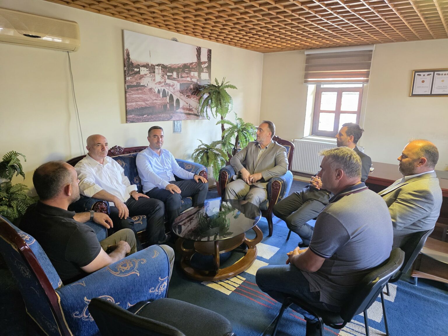 Kandidati për kryetar të Gjakovës, Ervin Shabani, viziton klerikët ...